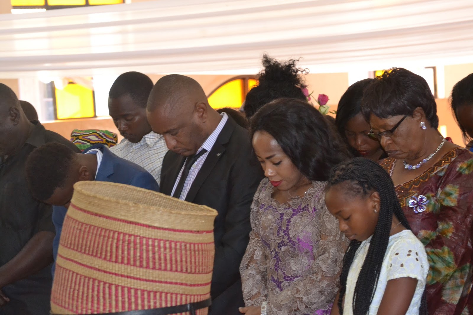 TAZAMA PICHA ZA FAMILIA YA DAVIS MOSHA WALIPOHUDHURIA MISA YA ...