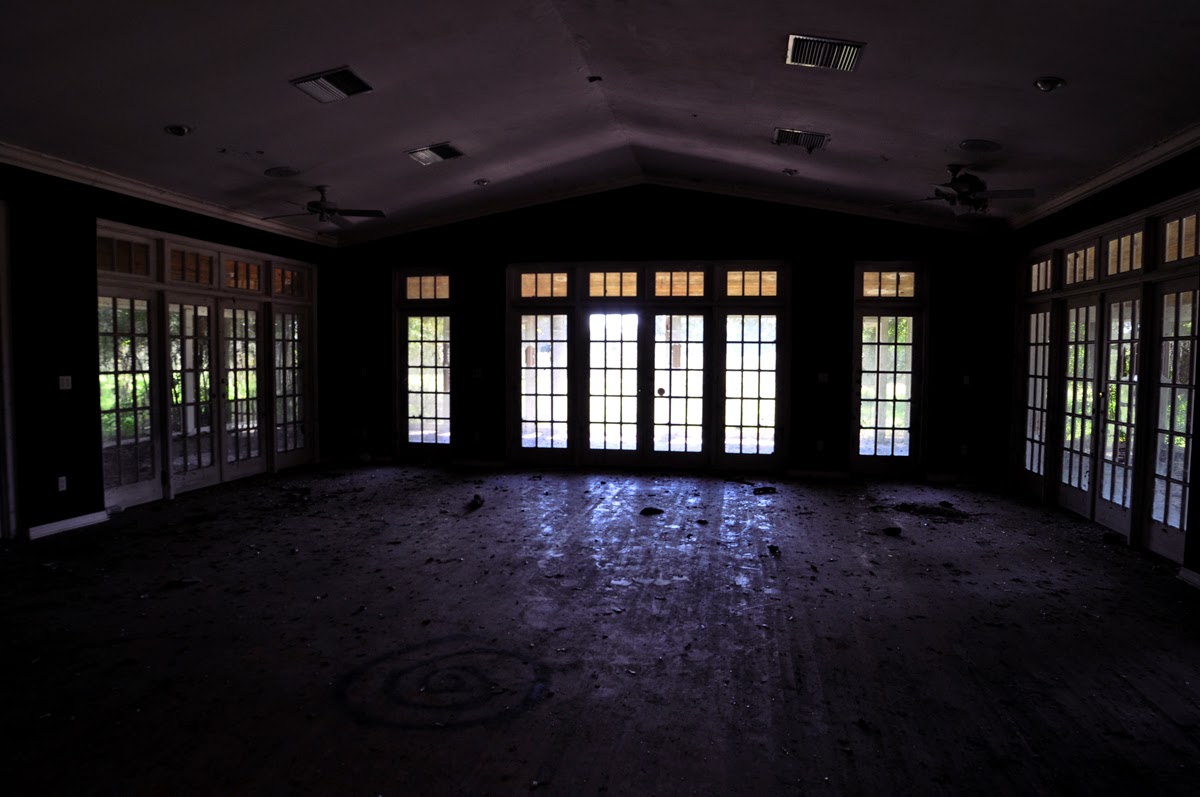 Weird Wonderful Wanderlust: ABANDONED: Victorian Treehouse