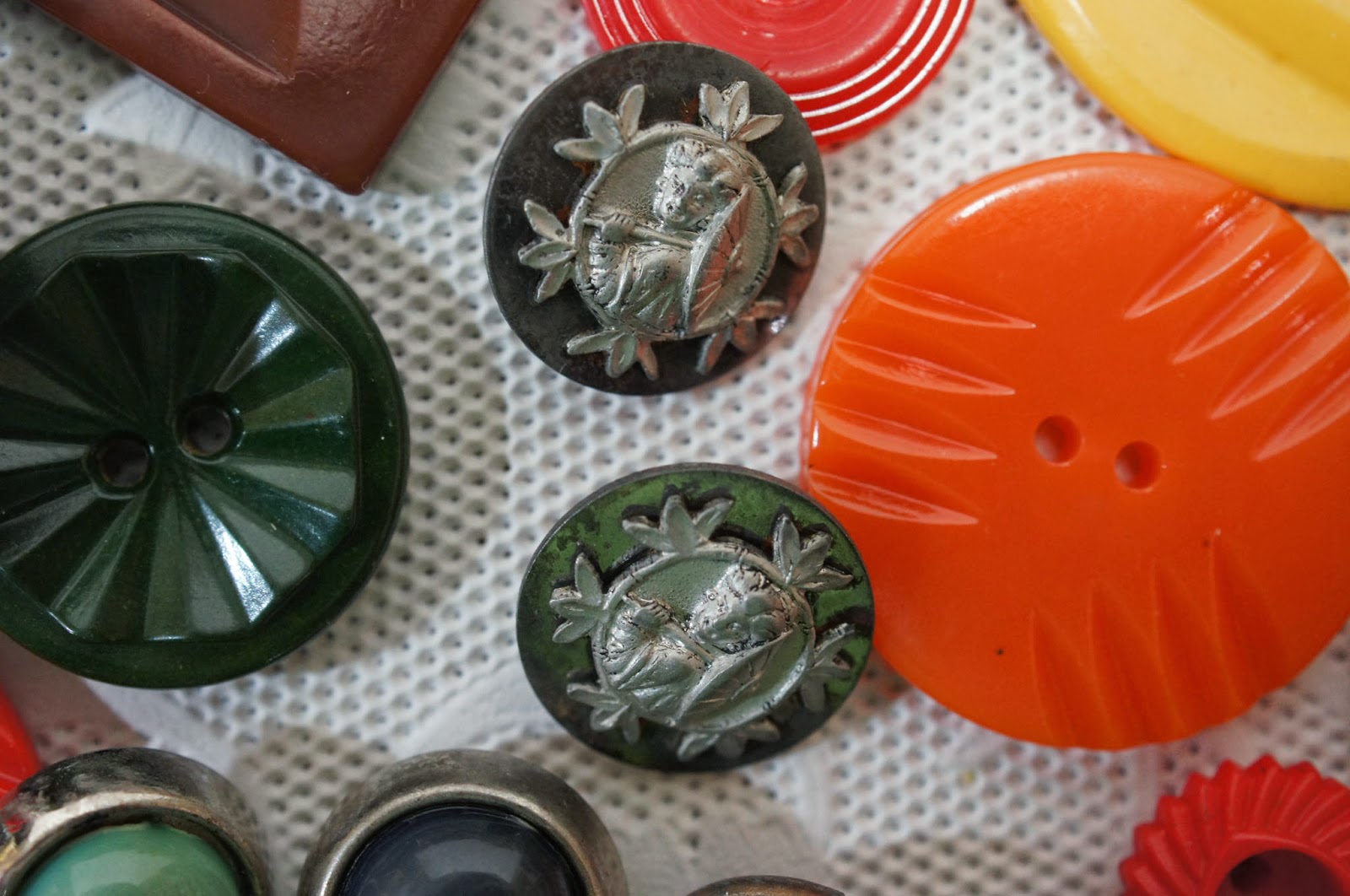 kluless: Button Love!