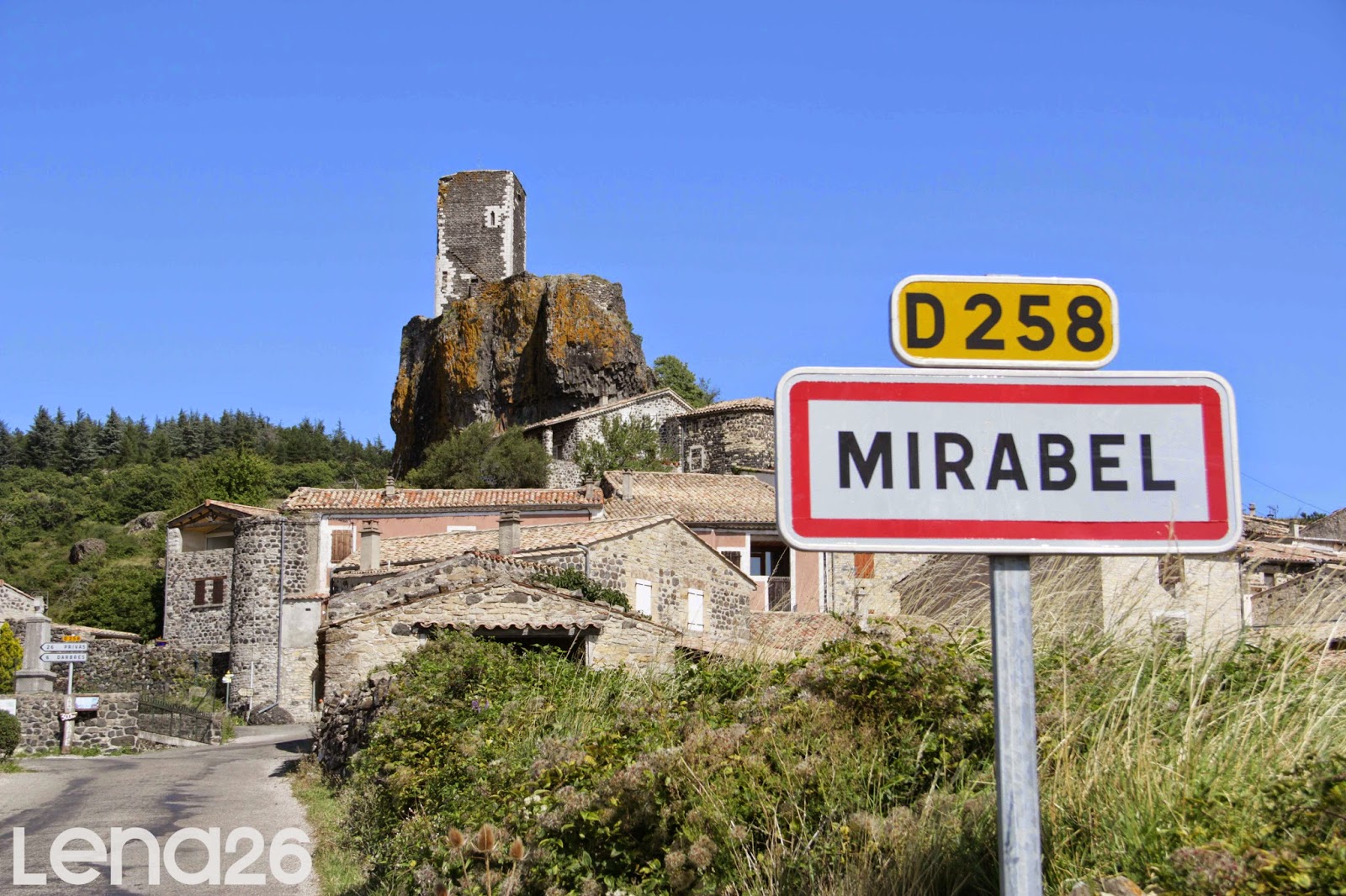 Balades en Drôme-Ardèche: Mirabel : petite balade du village à la tour ...