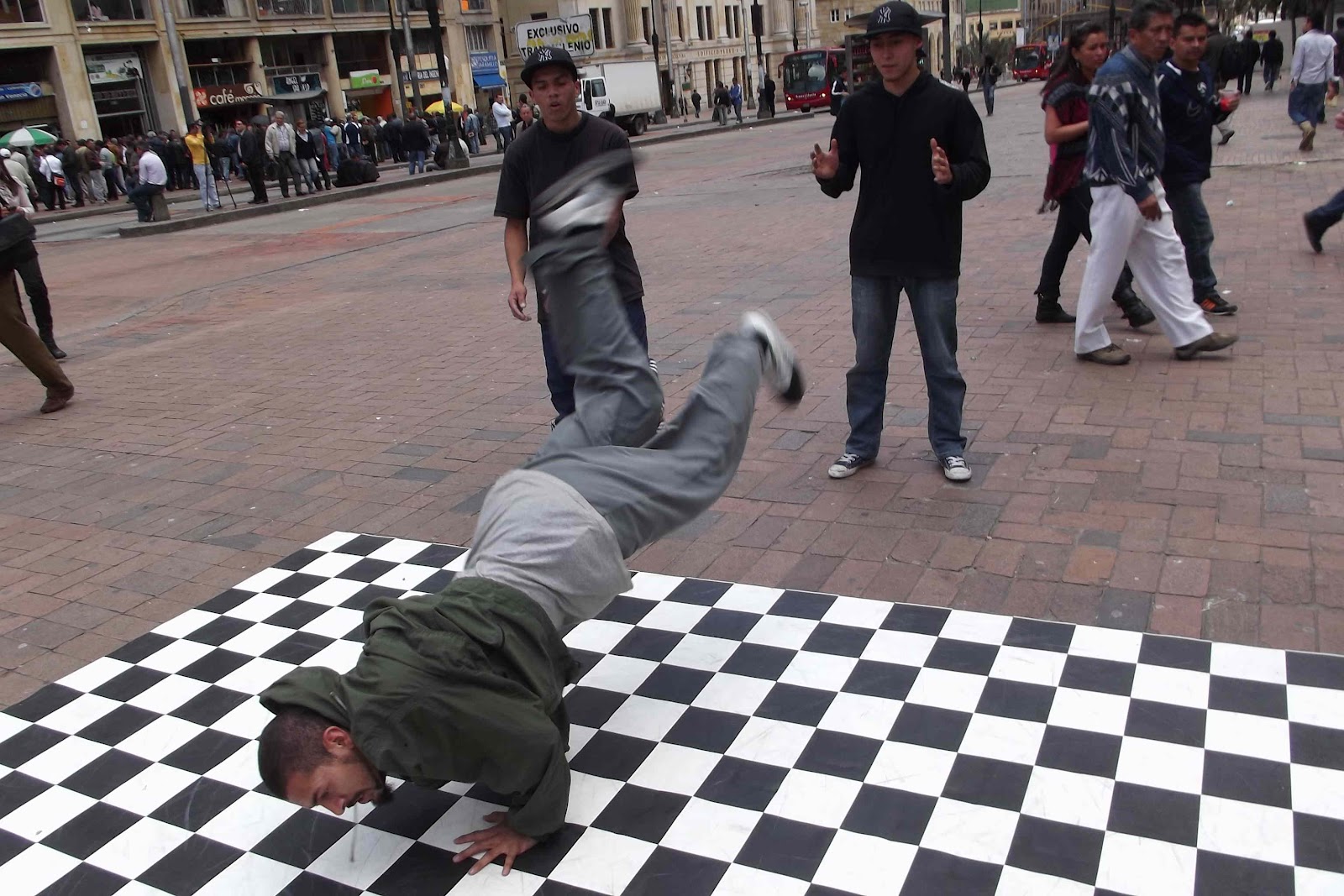 Mike's Bogota Blog: Breakdancing on Jimenez Avenue