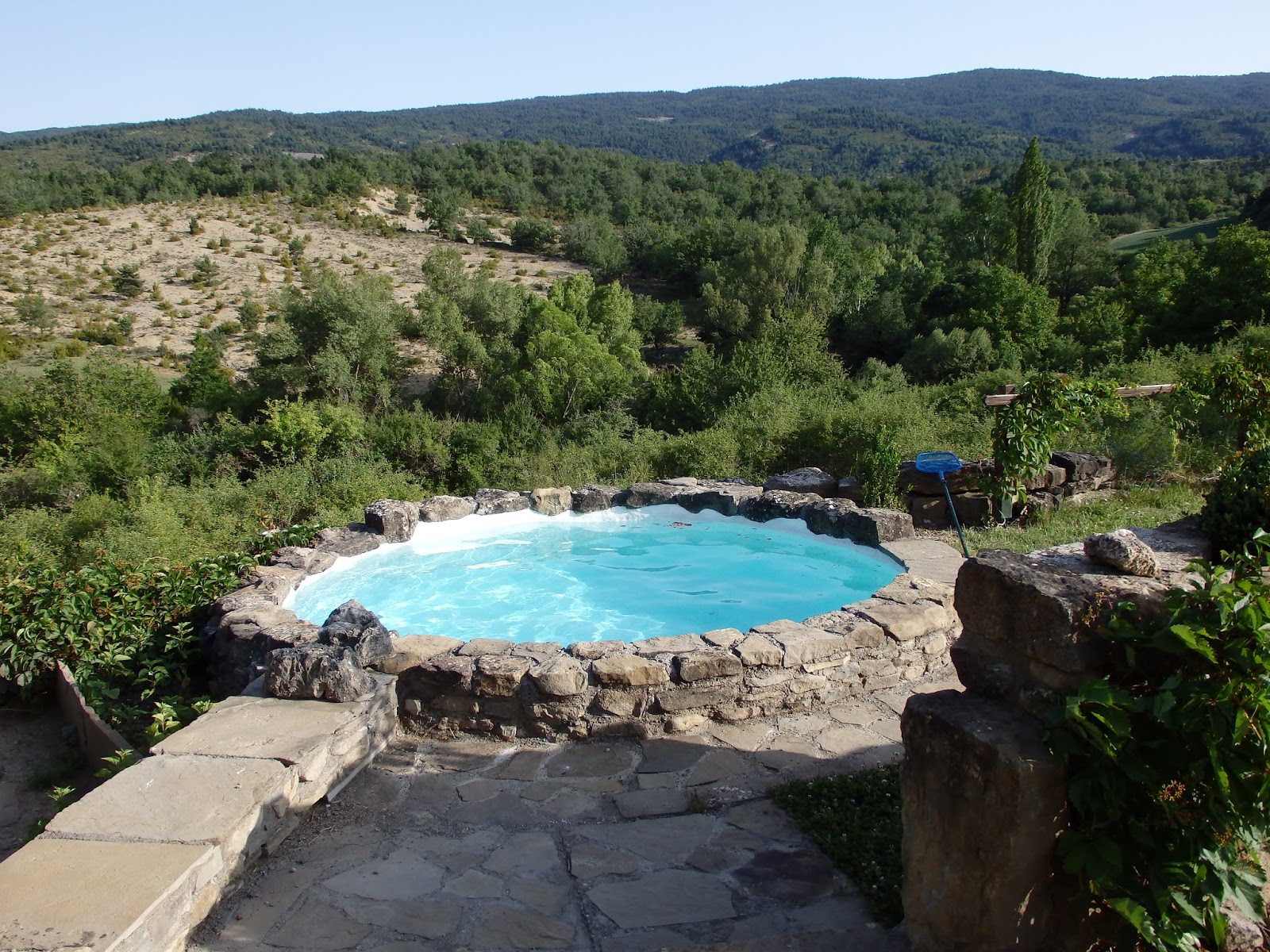 El Jardín de Gautama : Balsa de riego y chapoteos. Paso a paso.