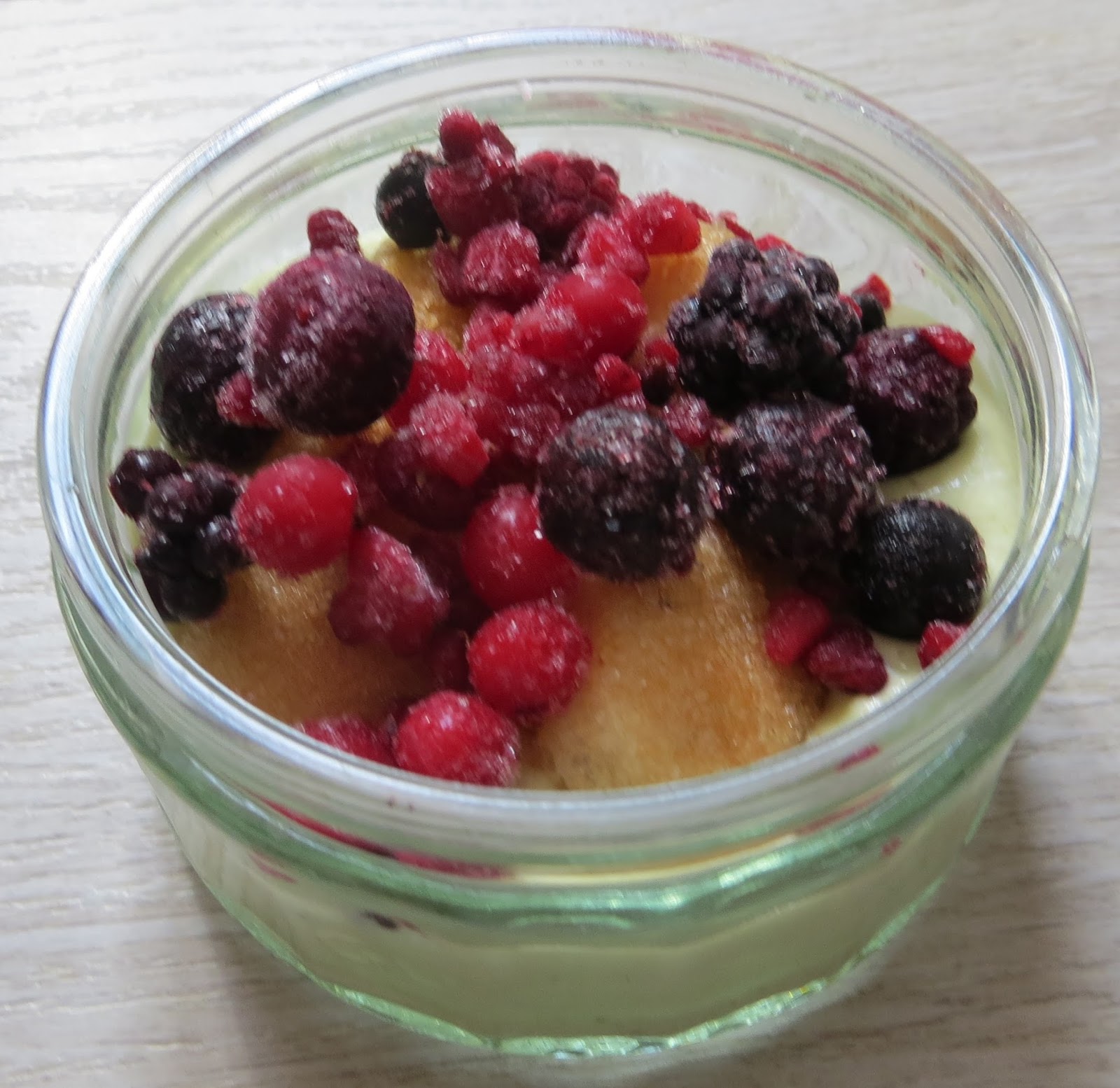 Cocotte forever: Tiramisu pistache fruits rouges à la rose : 245 calories