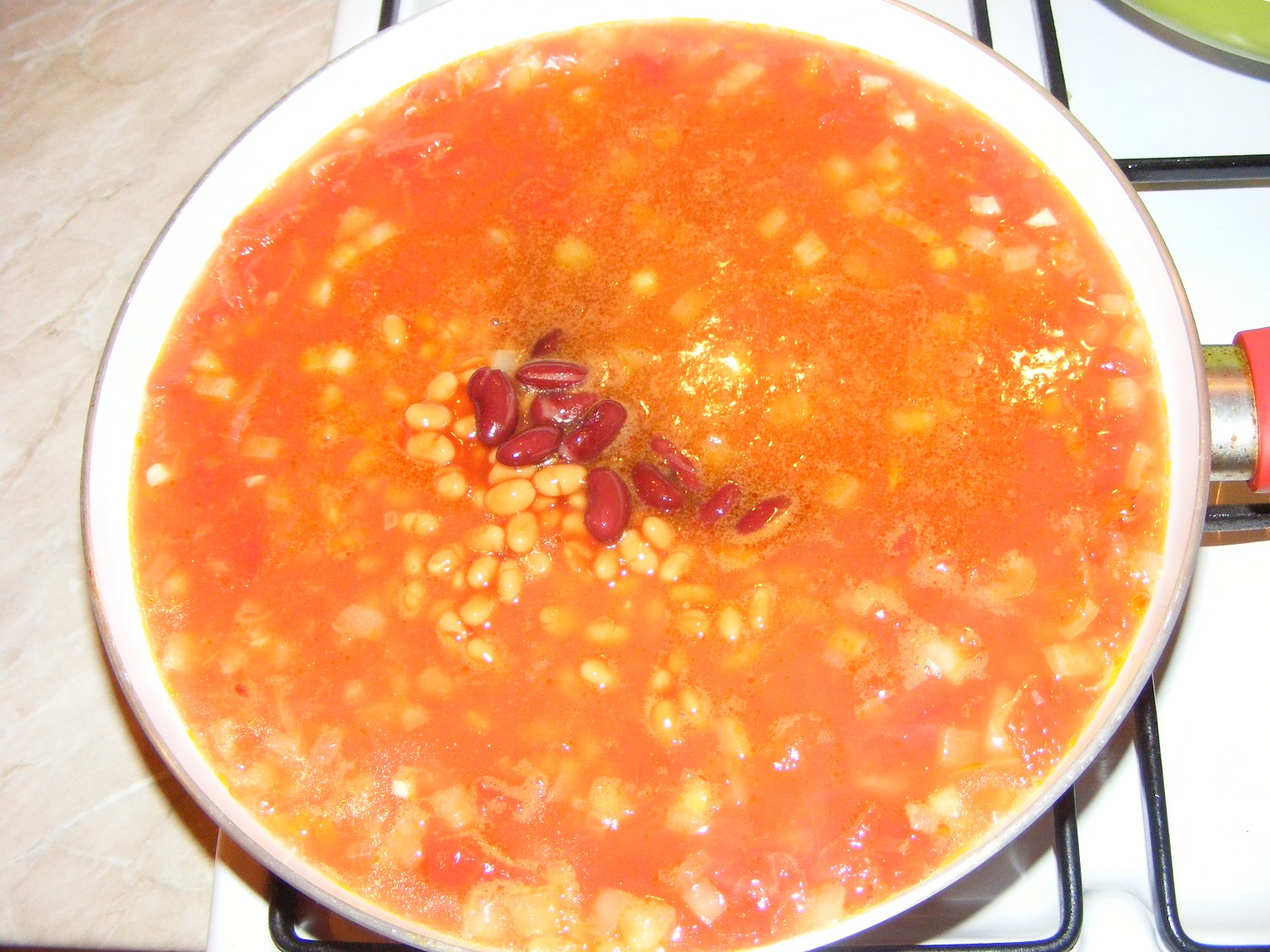 Supa densa de fasole si rosii | Preparatedevis.ro