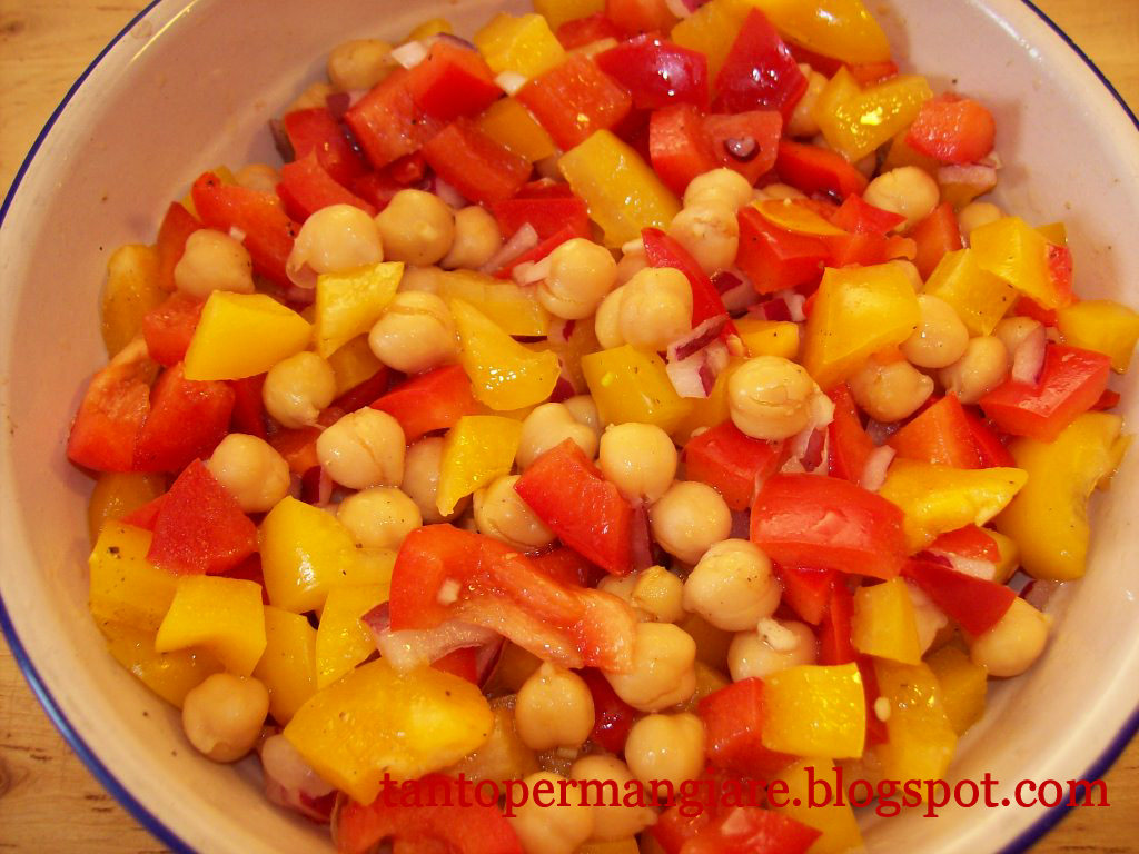 ...tanto per mangiare...: Insalata di ceci, peperoni e cipolla