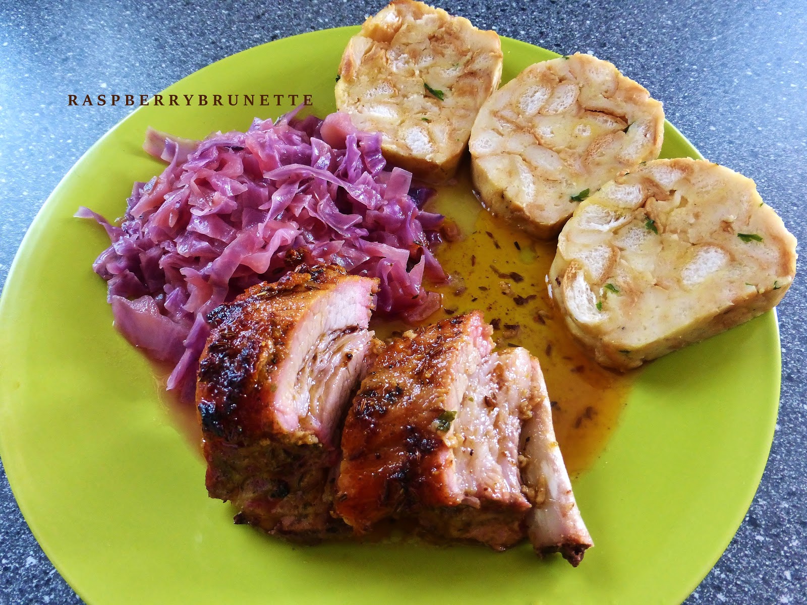 Raspberrybrunette: Pečené bravčové rebierko, dusená červená kapusta ...