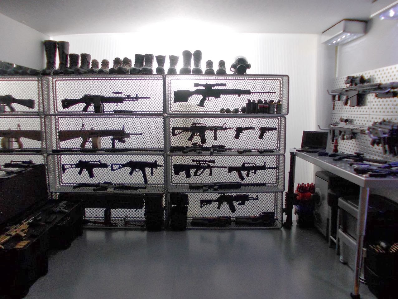 onesixthscalepictures: Original Kitbash 1/6 WEAPONS ROOM : Latest ...