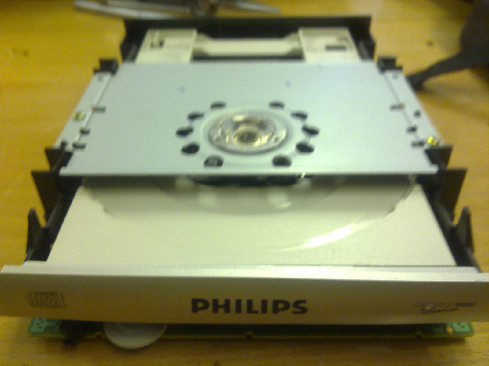 INFRAESTRUCTURAS DE TELECOMUNICACIÓN: Apertura de un lector de CD para ...