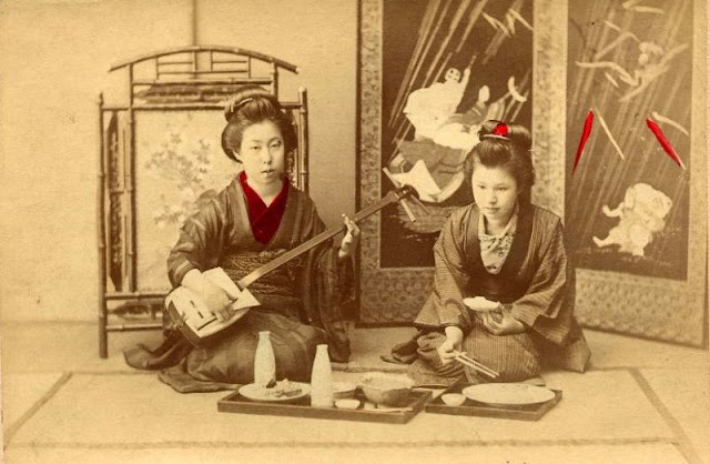 24 Adorable Colorized Photos That Show Japanese Girls Playing Musical ...