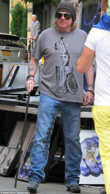 Axl Rose visita feira de rua em Nova York