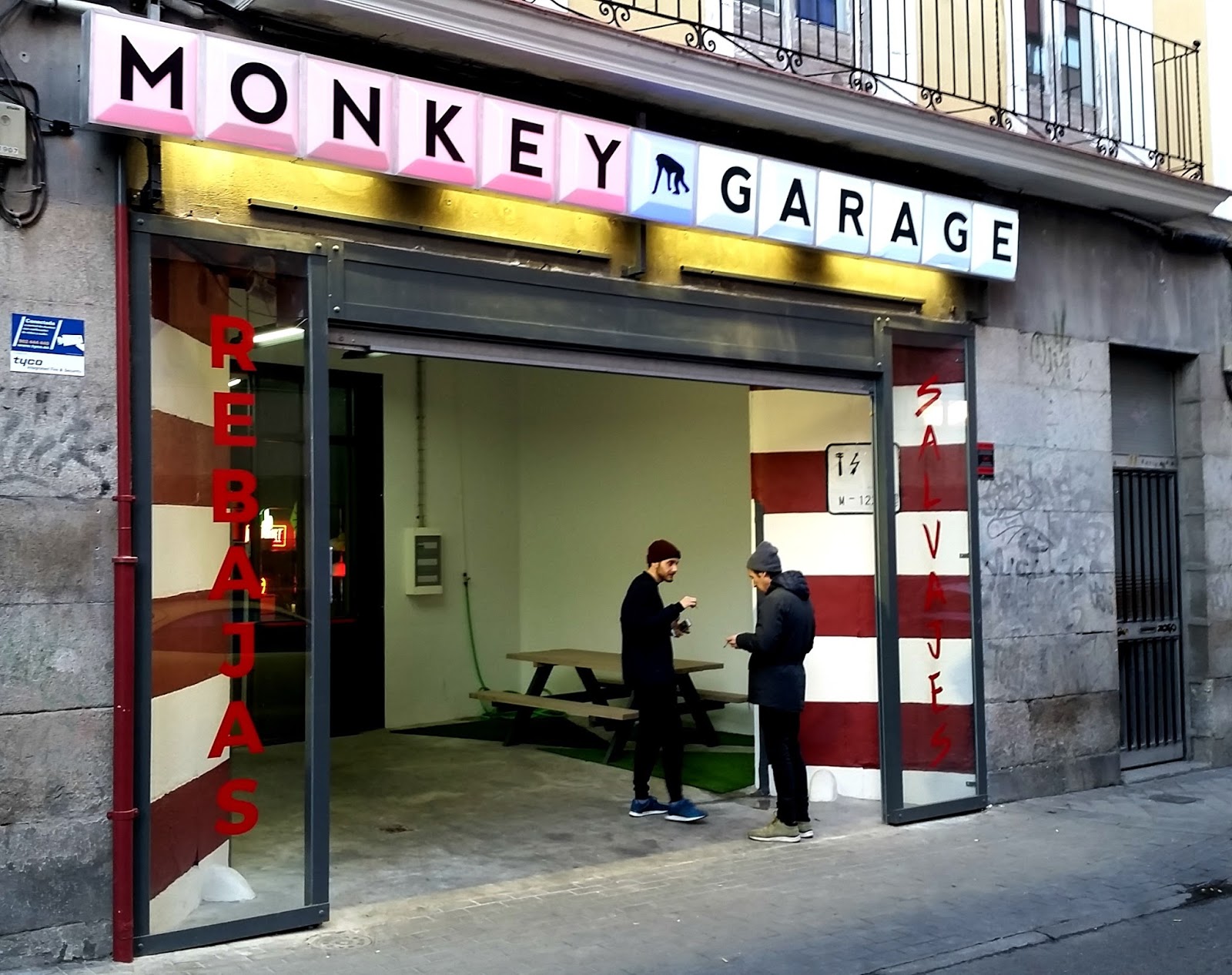 Monkey Garage, el nuevo espacio urbano - Marclovesme | Moda, sneakers y ...