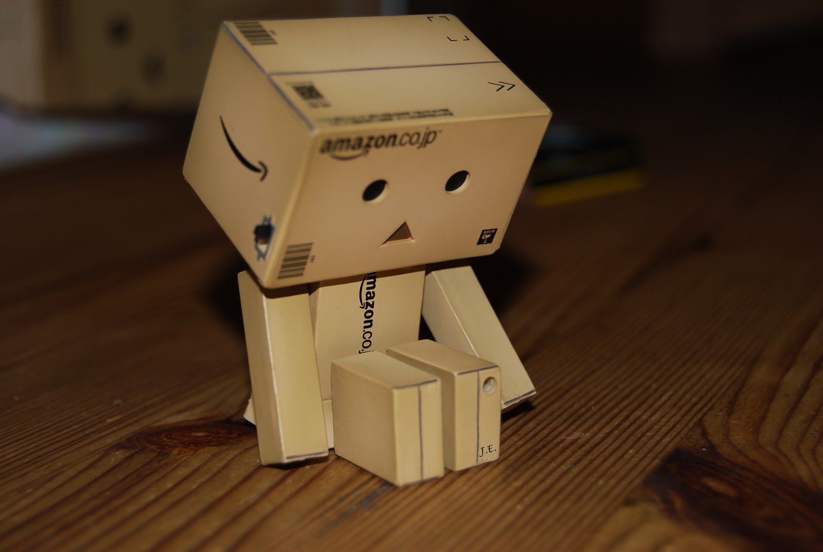 Amazon Box Roboter Traurig