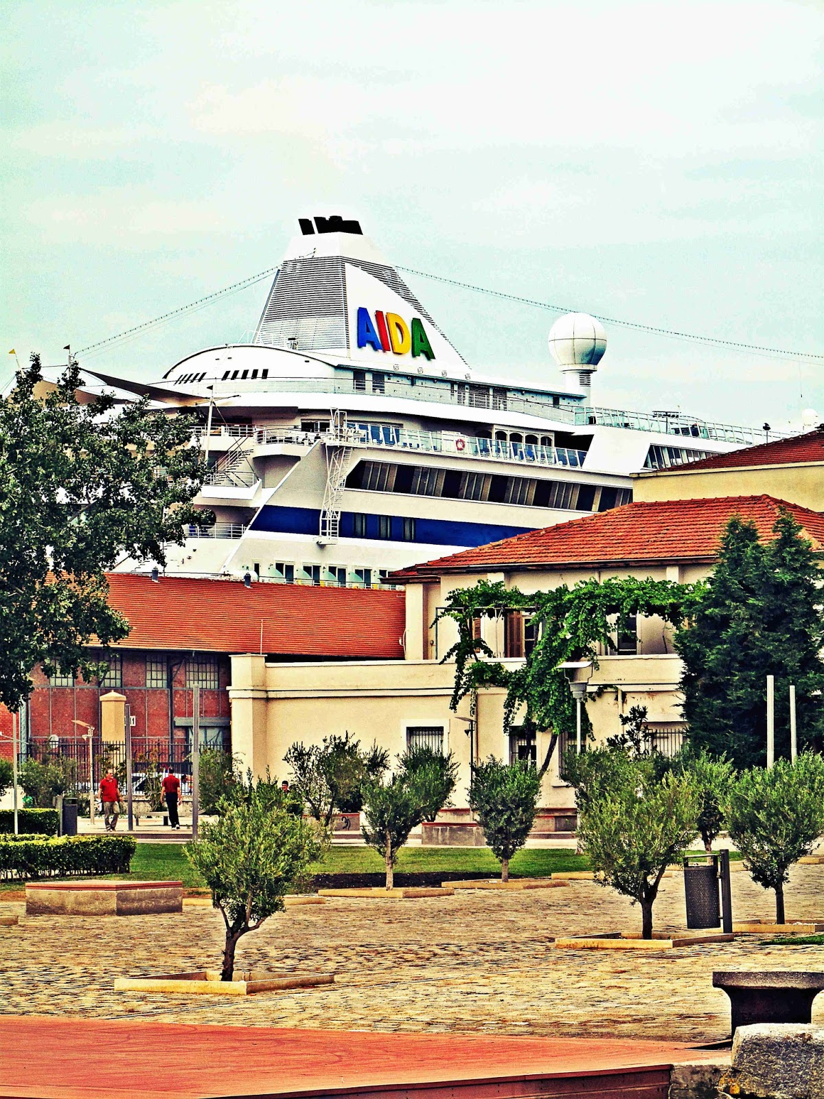 thesshipping: ΤΟ ΚΡΟΥΑΖΙΕΡΟΠΛΟΙΟ «AIDAaura» ΣΤΗ ΘΕΣΣΑΛΟΝΙΚΗ