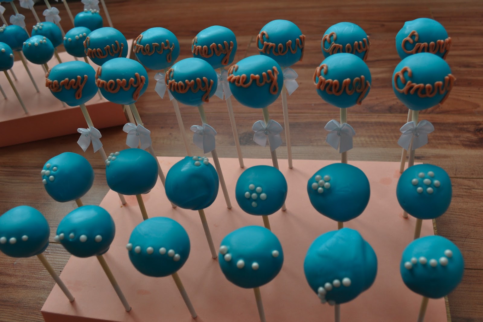 Old Soul Threads: "breakfast at tiffany's" inspired cake pops