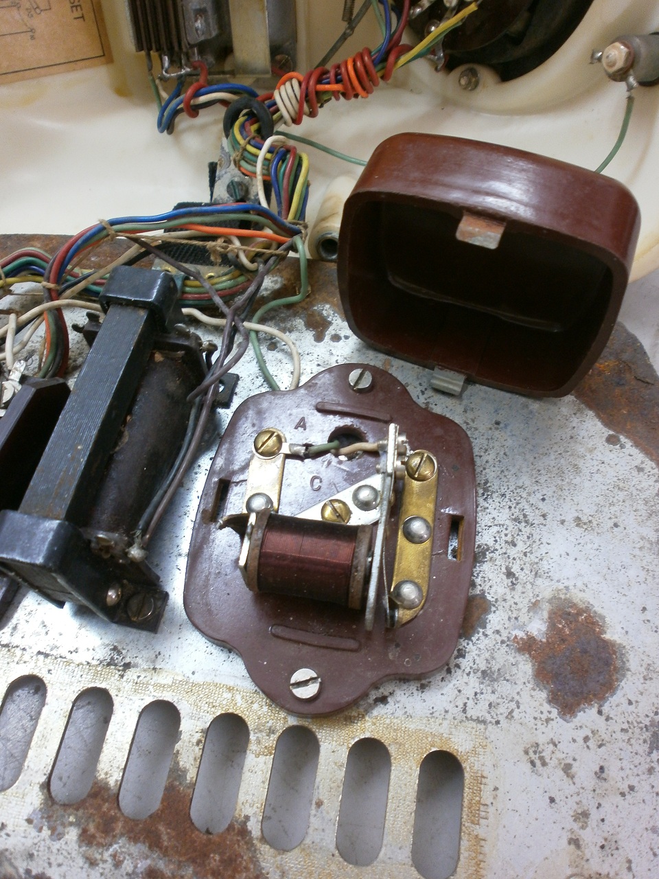 Antikpisan: Telepon Puter Jadul Warna Putih RCI