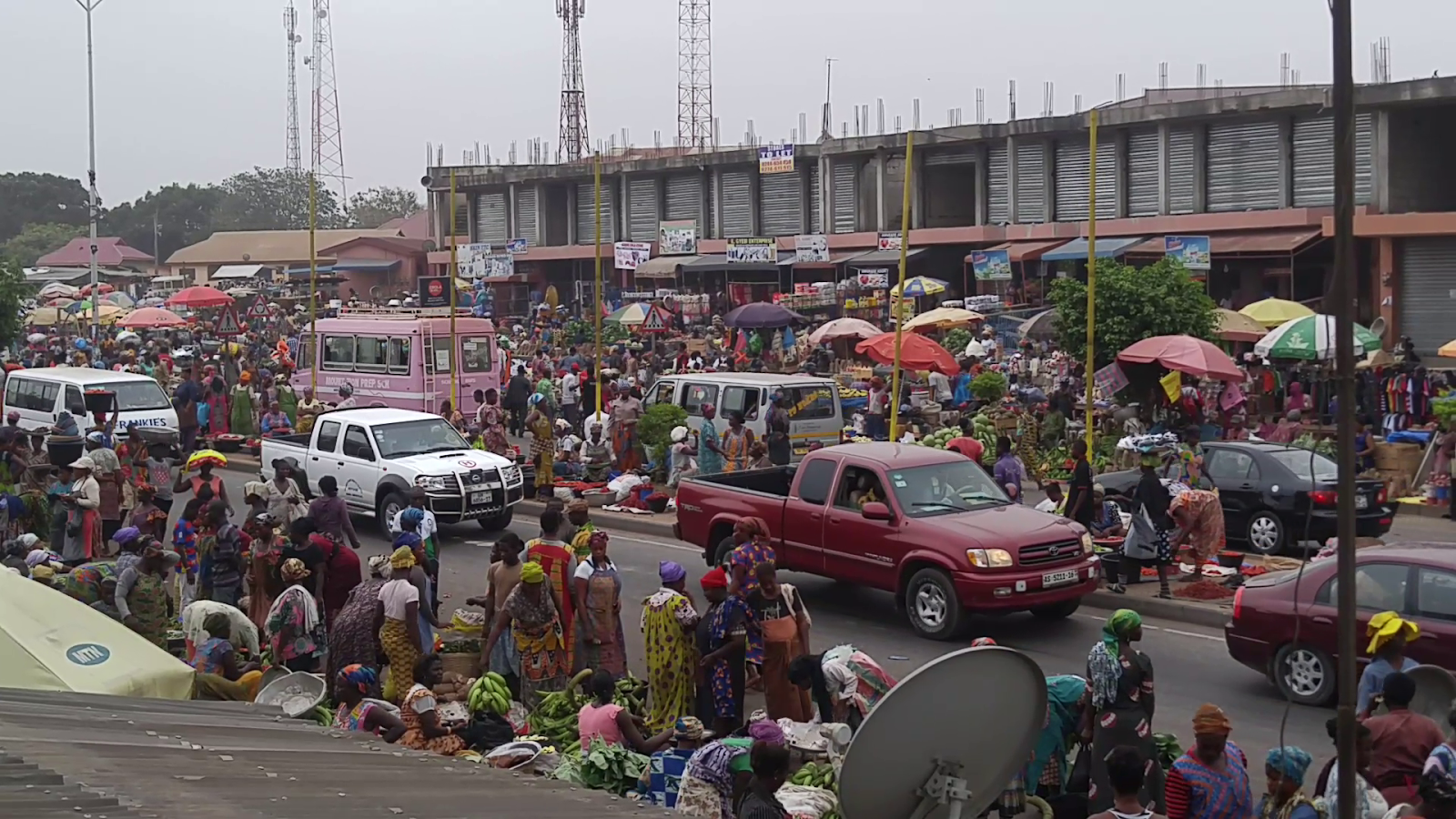 Ejisu Accra High way been used as Market Ground.