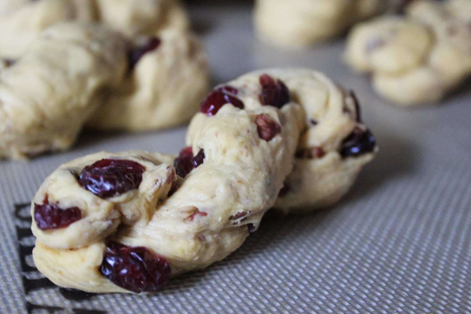 Delicious Dishings: Pumpkin-Cranberry-Pecan Twists