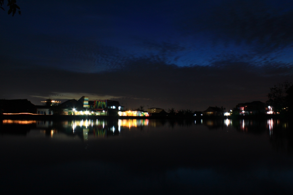 DANAU UNHAS, LAKE IN THE MIDDLE OF THE CITY - FOTO SULAWESI