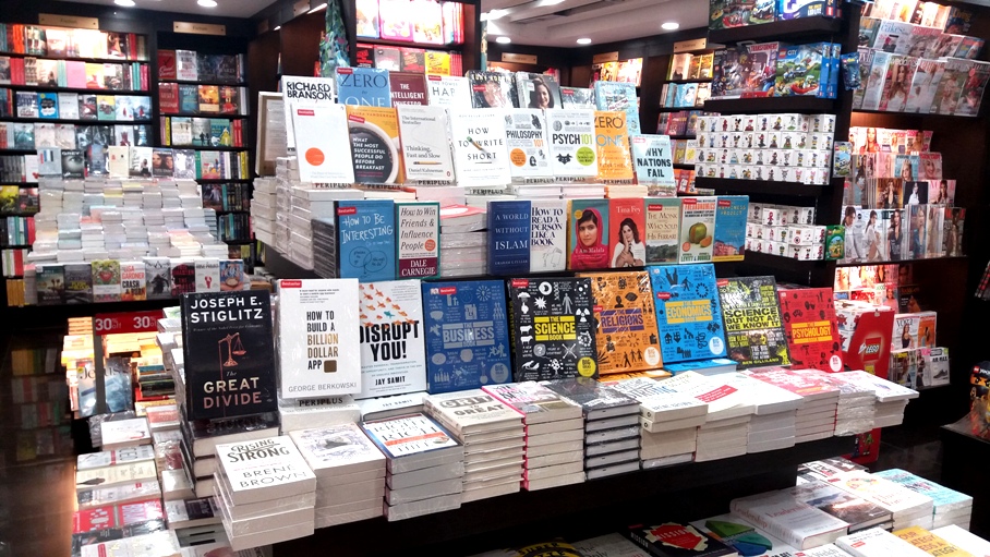 Singgah di Toko Buku Periplus | daon lontar