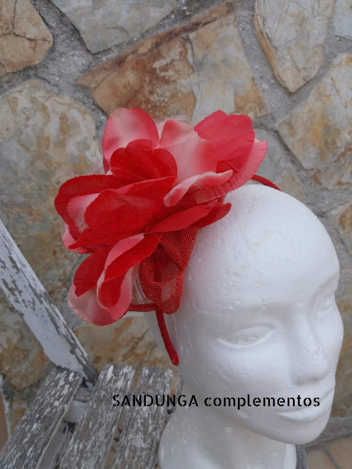 Sandunga Complementos: TOCADO: Flor roja
