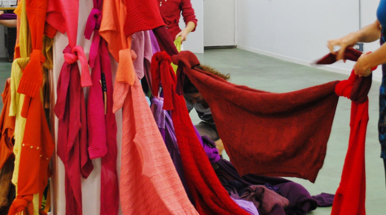 TEXTILKONTAK, instalaciones con ropa reciclada