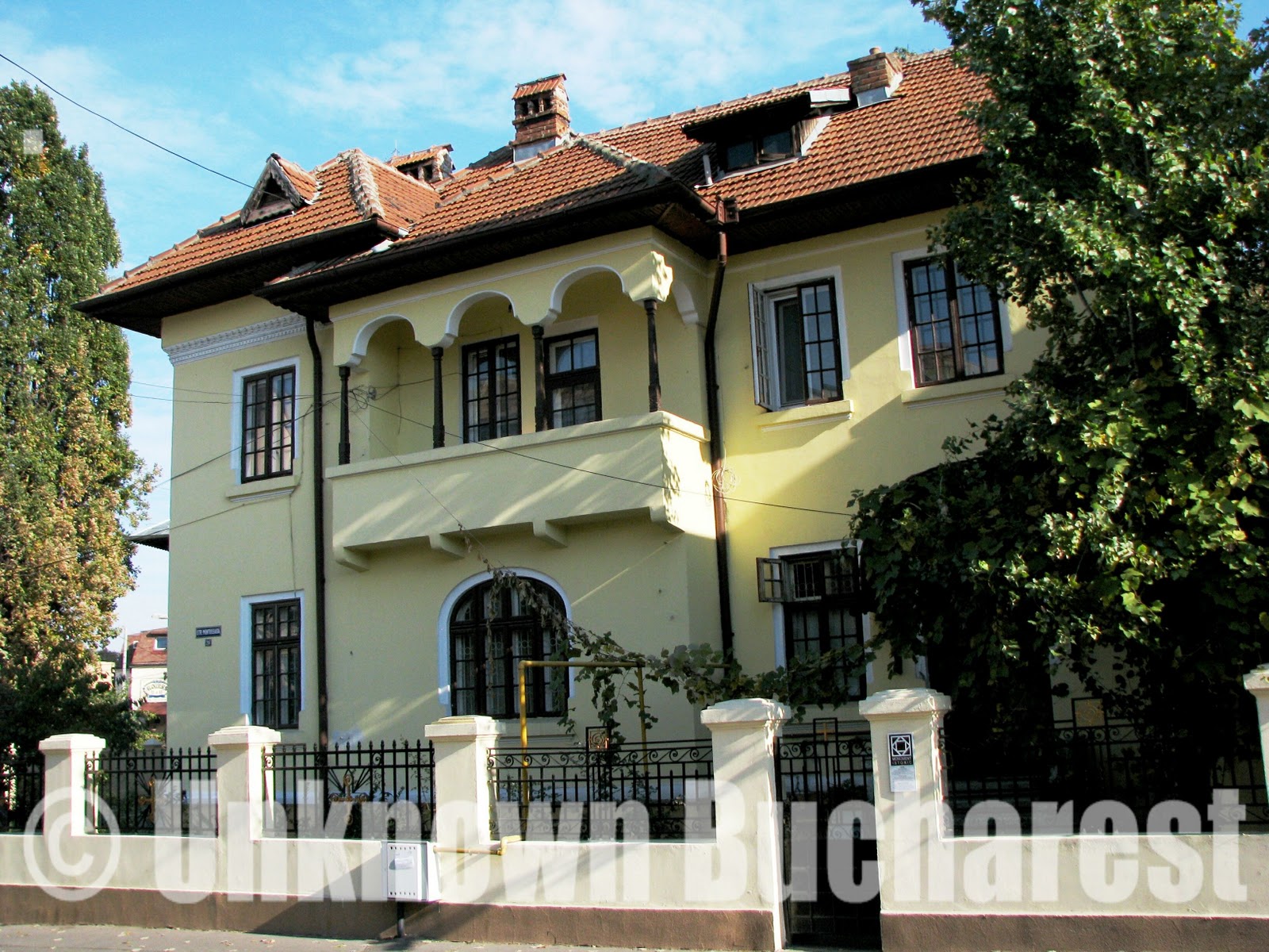Unknown Bucharest: Balconul casei parohiale a Bisericii Mantuleasa