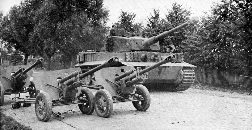 World War II Pictures In Details: Tiger of Großdeutschland with Two ...