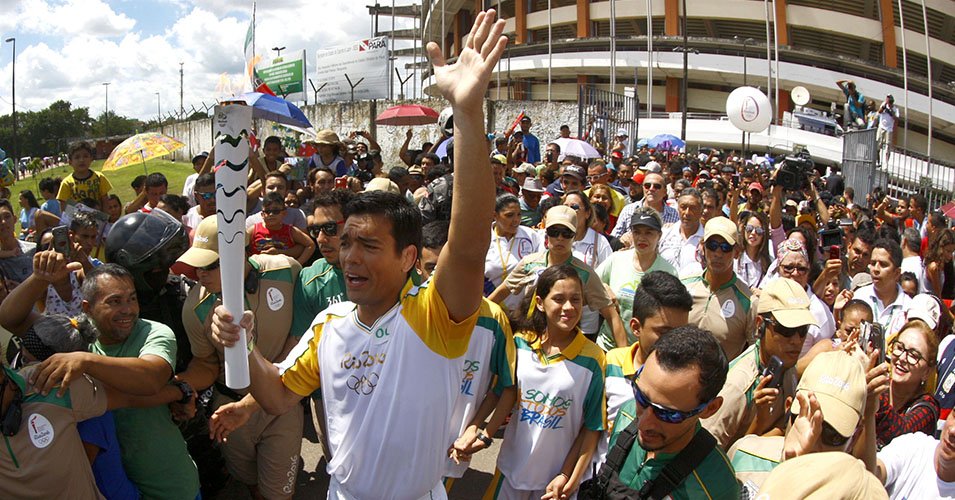 O Mocorongo: Tocha olímpica leva multidão às ruas de Belém