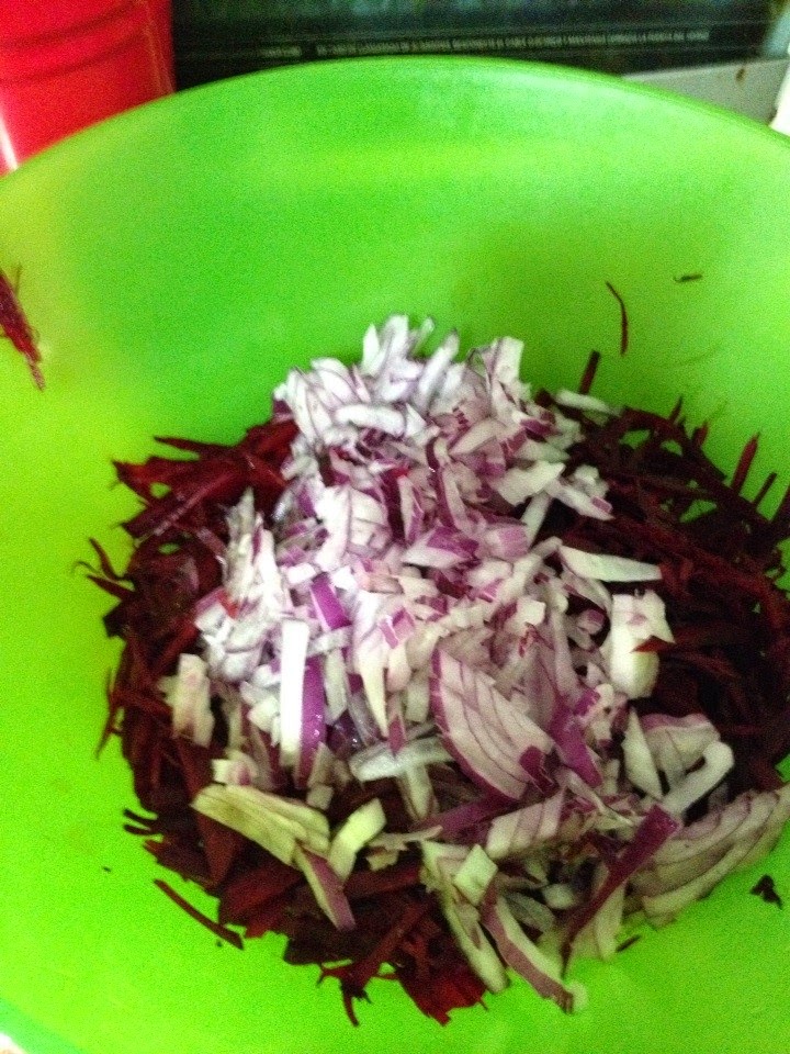 Reluctant Domestic Diva: Beets 2 ways: Raw beet salad and Pickle beets