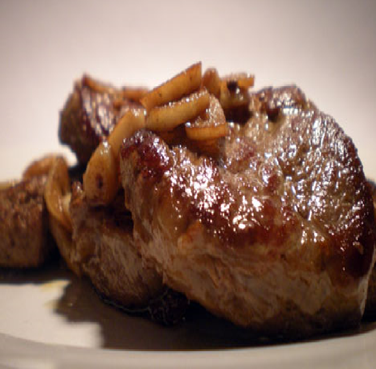 Pink e Dourado Culinária: Bife de filé mignon ao shoyo