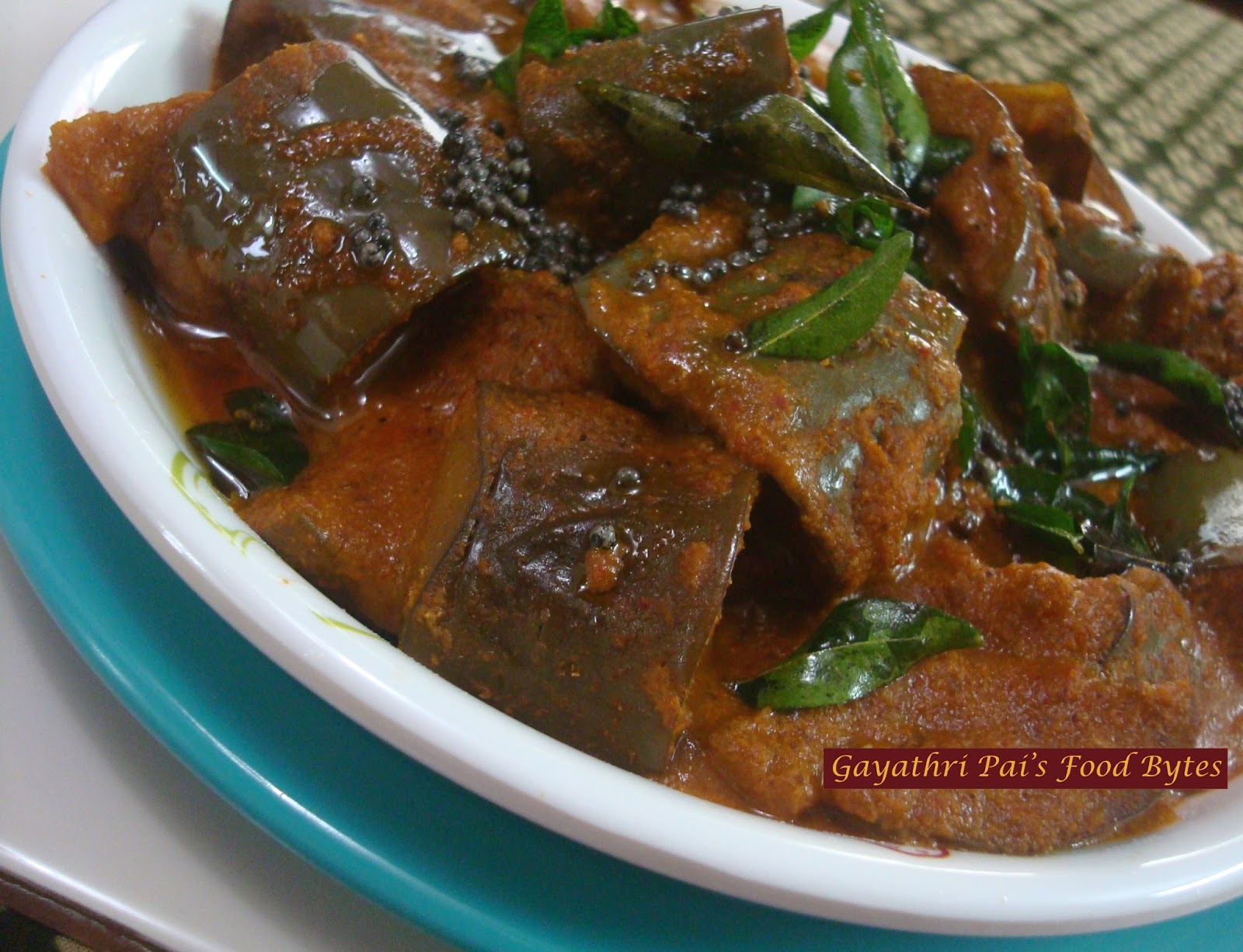 Gayathri Pai's Food Bytes: Gulla (Vaingana) Sagle / Brinjal Curry.