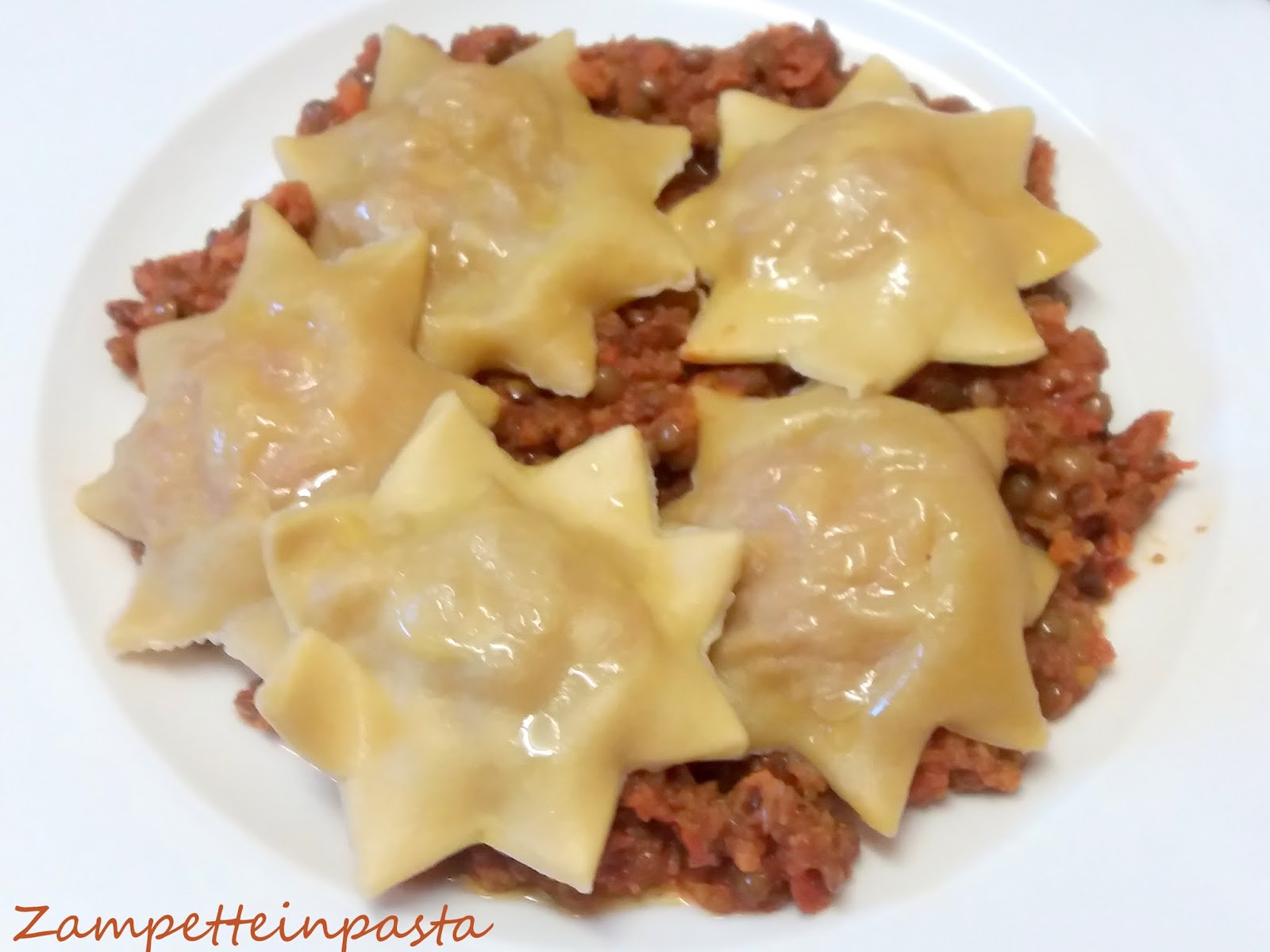 RAVIOLI CON RIPIENO DI COTECHINO E RAGU' DI LENTICCHIE | ZAMPETTE IN PASTA