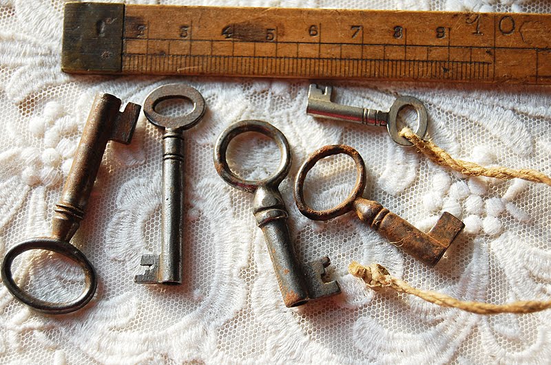 Lululiz in Vintageland: Tiny Antique French Keys, set of 5 - SOLD