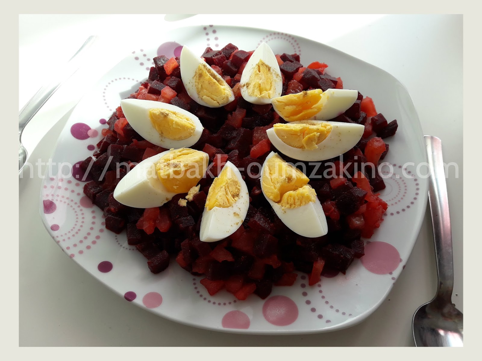 Salade de betteraves, tomates et oeufs dur | Matbakh Oumzakino