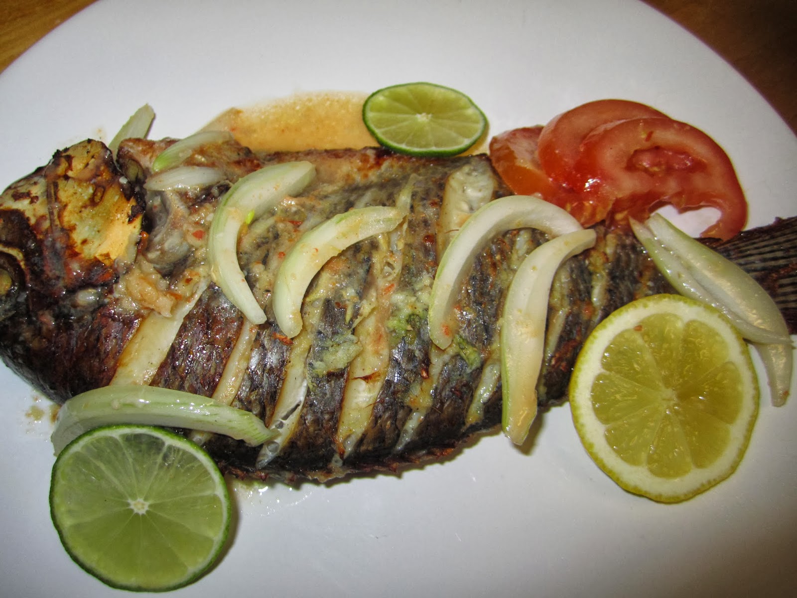 Tilapia rôti et son jus piquante. ~ Saveurs d'ici à Mbuji-Mayi