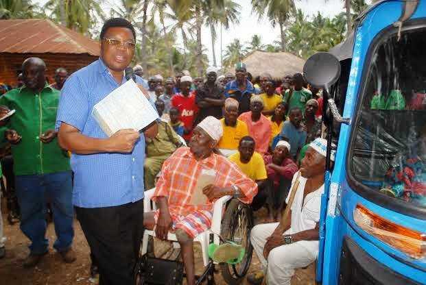 walemavu watatu Ruangwa wakabidhiwa pikipiki aina ya bajaji toka kwa JK ...