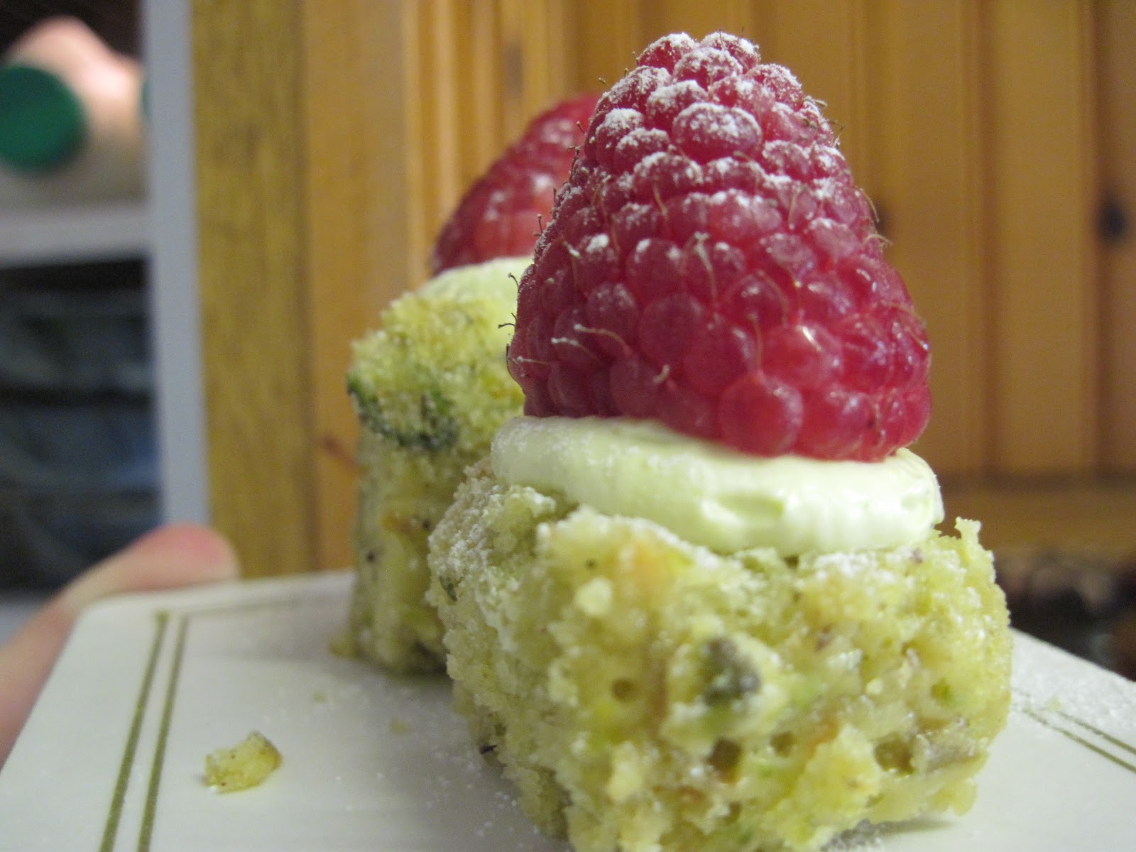 The Sugar Lump: Pistachio & Raspberry Cakes