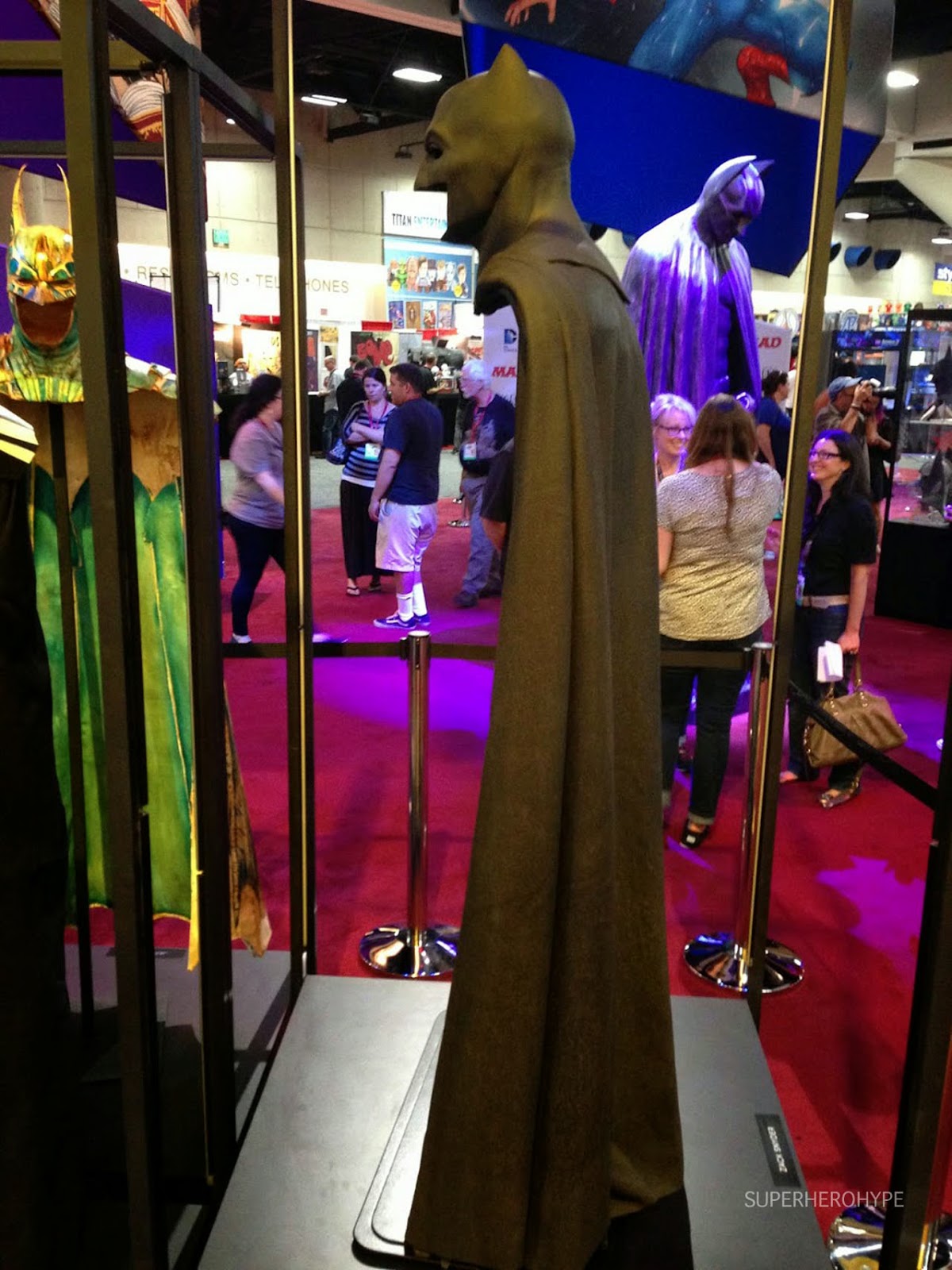 Fashion and Action: Ben Affleck BVS: DOJ Batman Cape & Cowl Display @SDCC