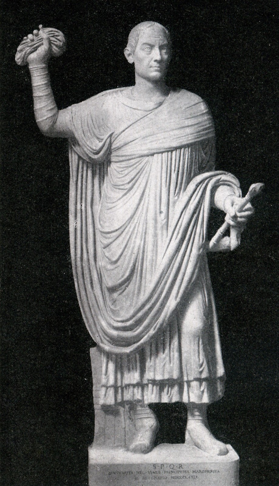 How did the romans put on their togas? : r/history