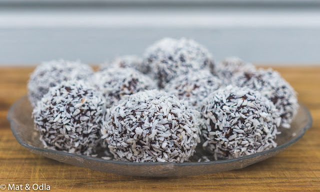 Kokosbollar med plommonpulver
