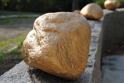 Ärligt och härligt om trädgård och natur: Stiligt med sten i trädgården