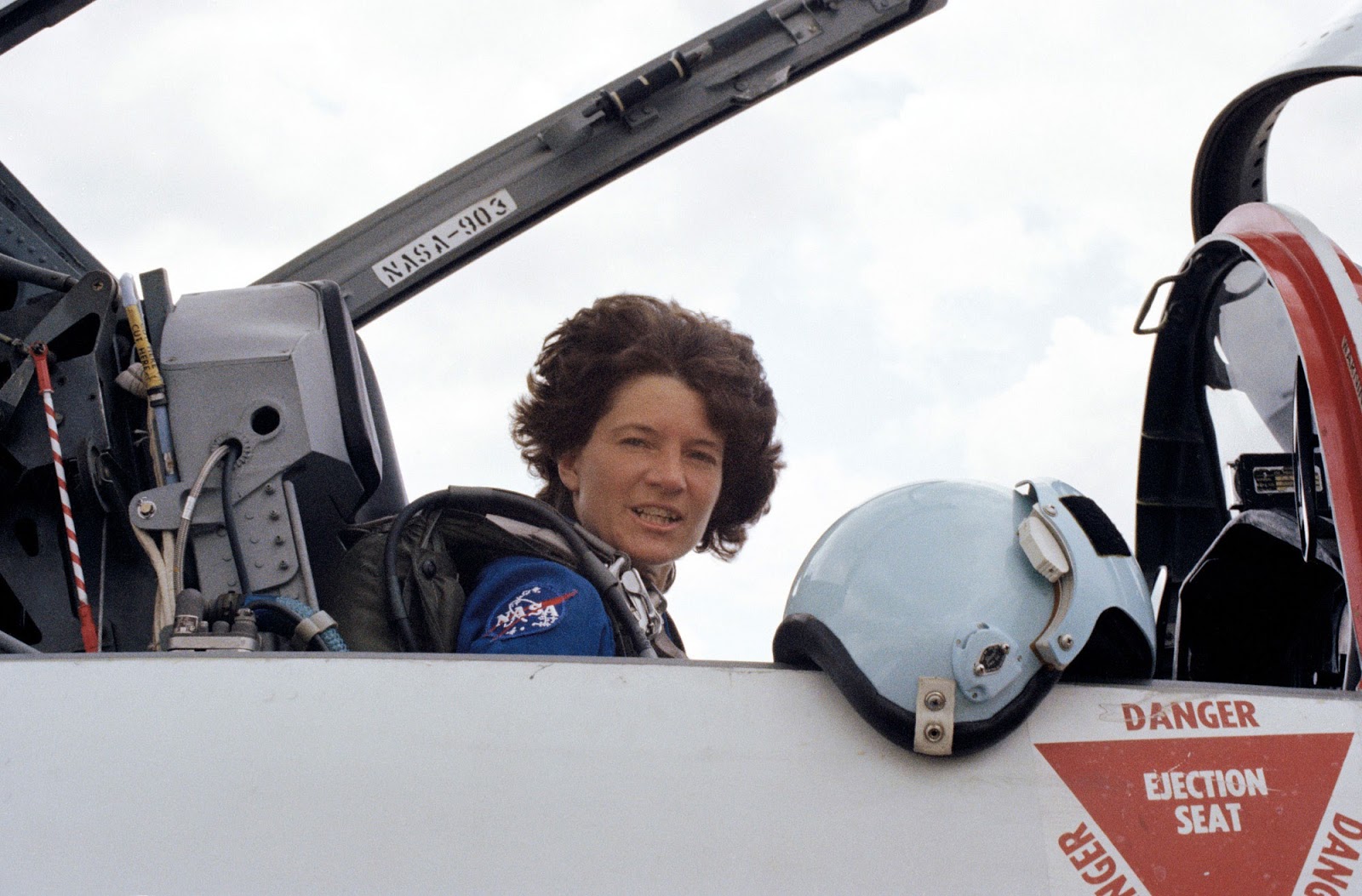 THE GRANDMA'S LOGBOOK ---: SALLY RIDE, THE FIRST AMERICAN WOMAN IN SPACE