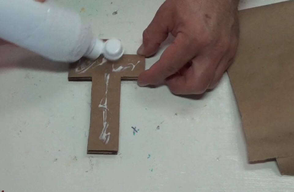 Realizando manualidades: RECUERDO PARA BAUTIZO ROLLOS DE REVISTAS Y CARTÓN