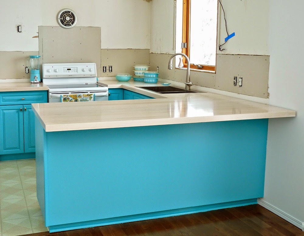 Kitchen Progress: Turquoise Cabinets? Check! | Dans le Lakehouse