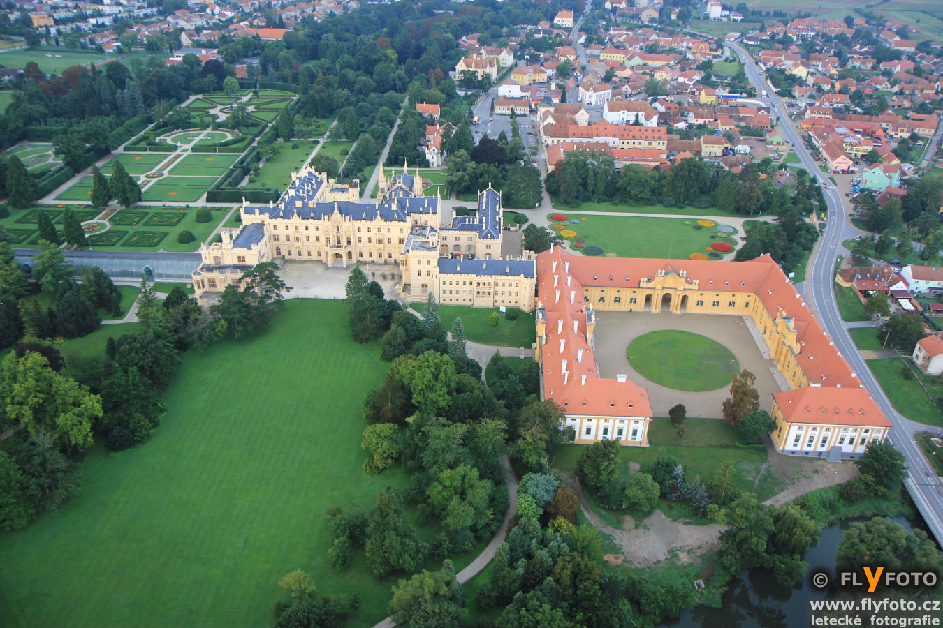 FLyFOTO letecká fotografie a video: Lednice