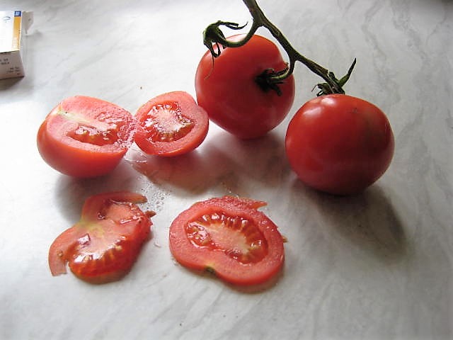 *VEKKI*: Tomaattiviipaleet kasvaa