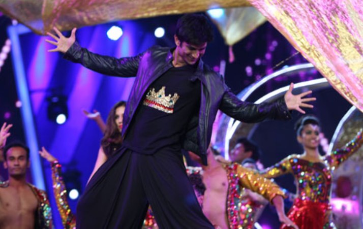Watch how actor Sushant Singh Rajput impressed SRK by imitating his ...
