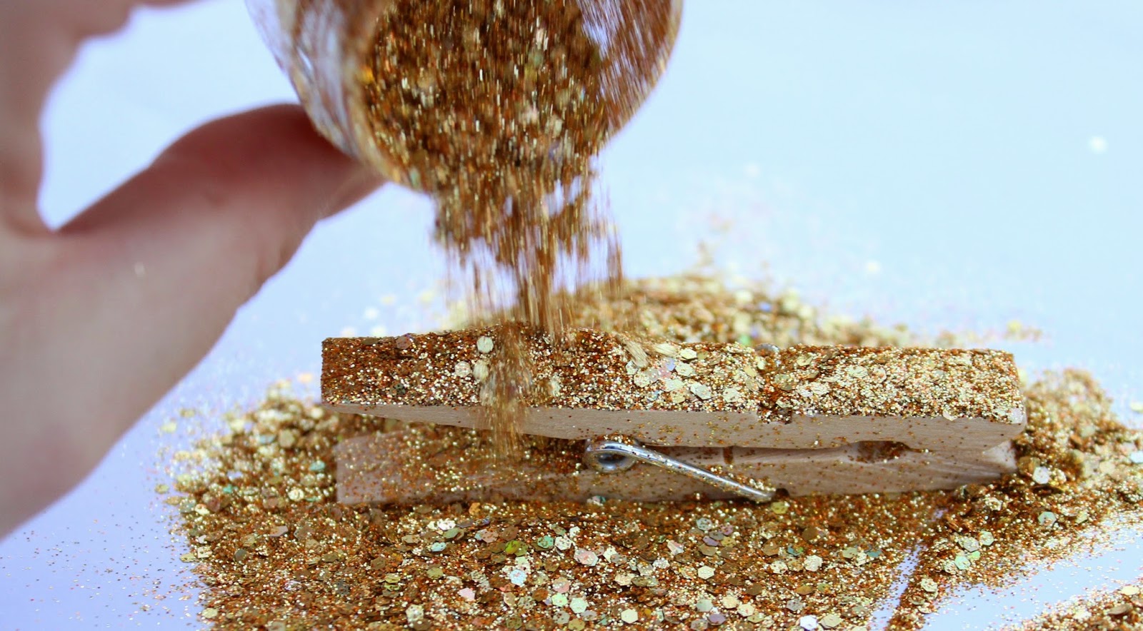 fizzi~jayne makes.... : Christmas Card String and Peg Tutorial....