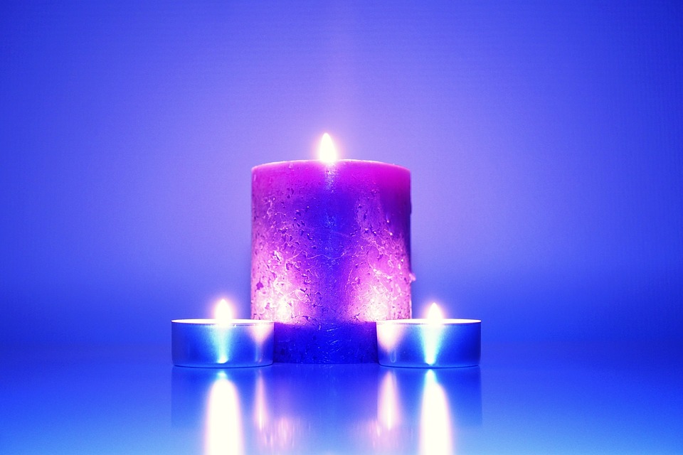 Para qué utilizar velas azules (en todos los signos del zodíaco)