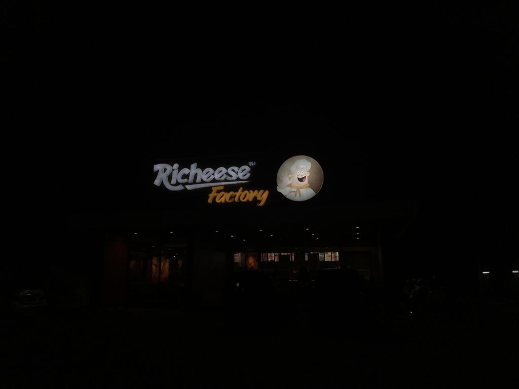 Revisual Neon Box Logo Chef Richeese Outlet Majapahit Semarang